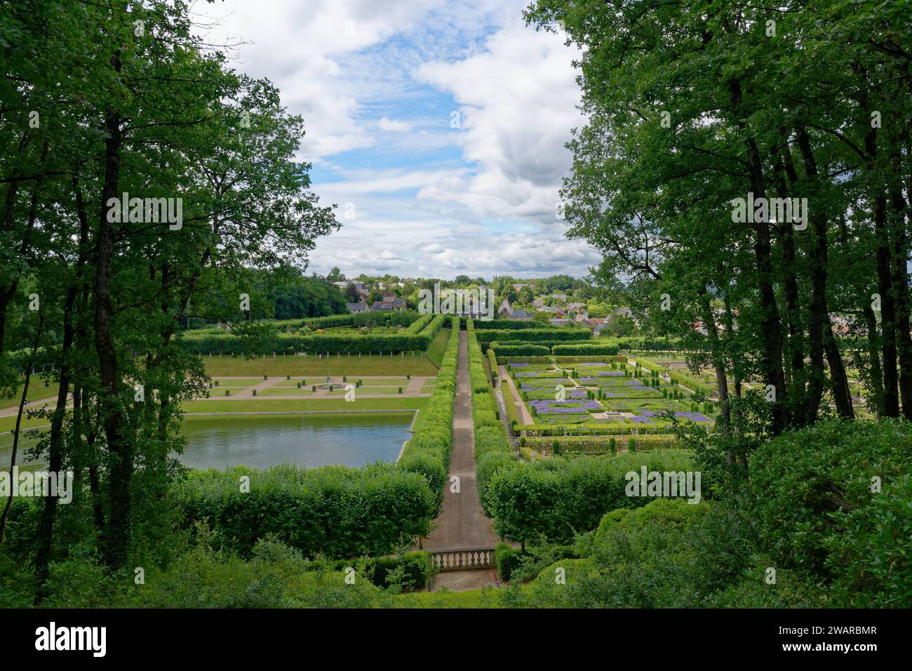 Long aisle in the french garden of Villandry, Villandry Castle Stock ...