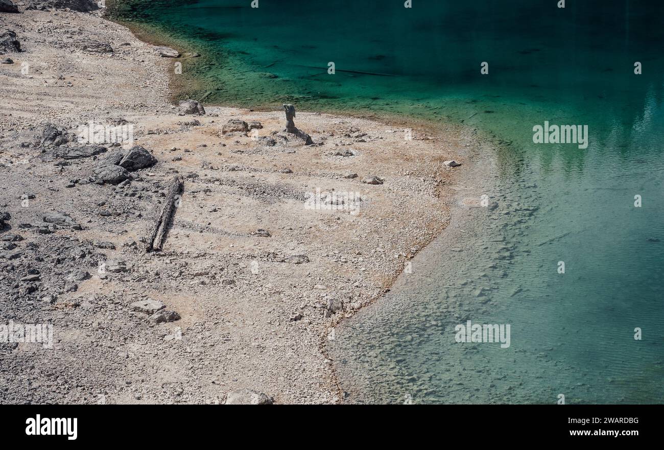 Rocky forest shoreline calm hi-res stock photography and images - Alamy