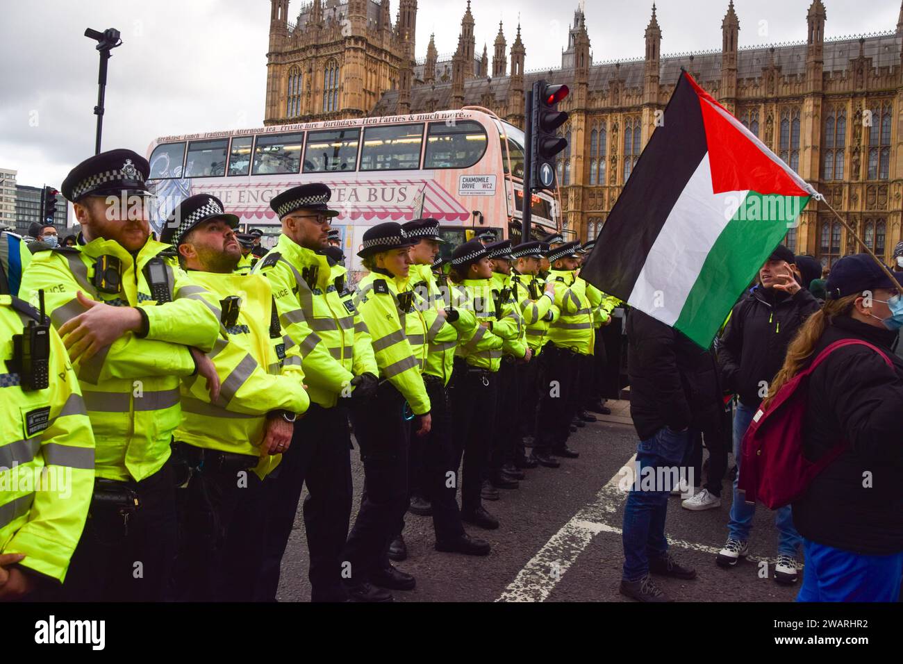 London, UK. 6th January 2024. Police officers form a cordon on ...