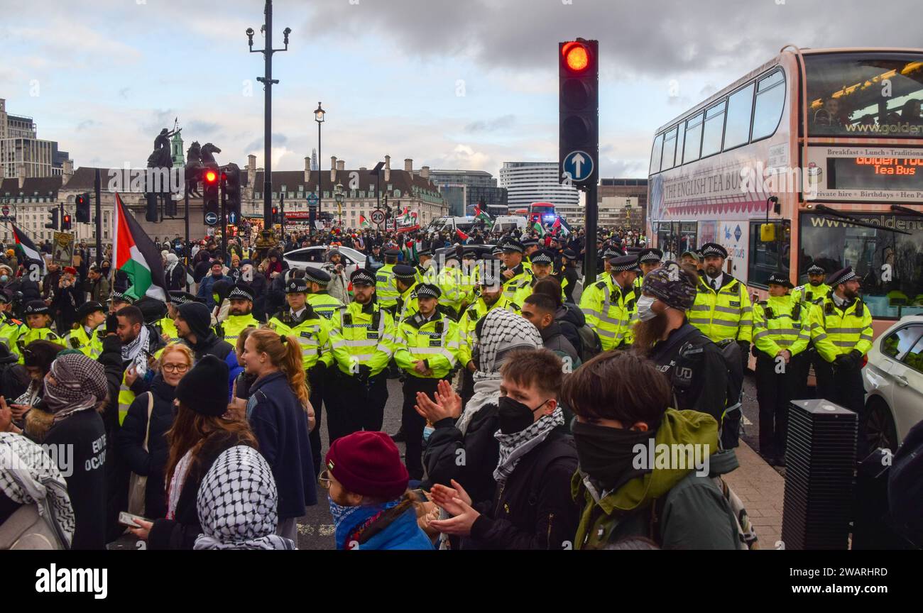 London, UK. 6th January 2024. Police officers form a cordon on ...
