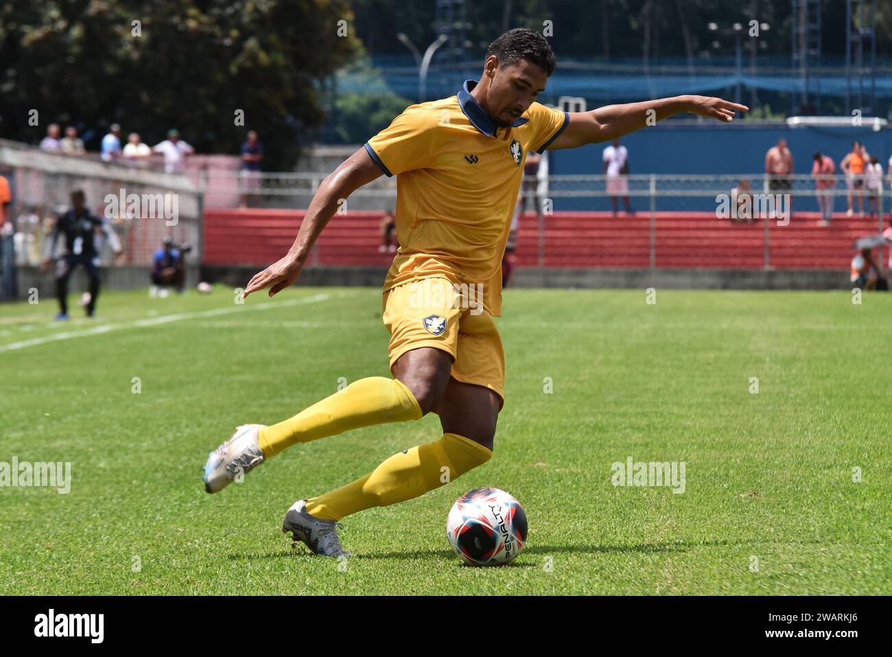 SÃO PAULO, SP - 06.01.2024: NACIONAL X RETRÔ COPA SP - Ivisson (Retrô ...