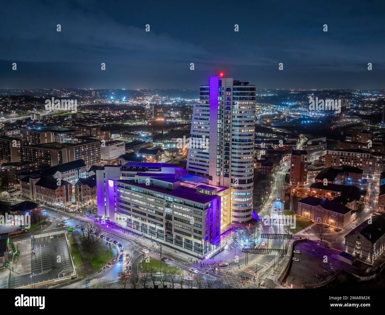 Leeds skyline at night hi-res stock photography and images - Alamy