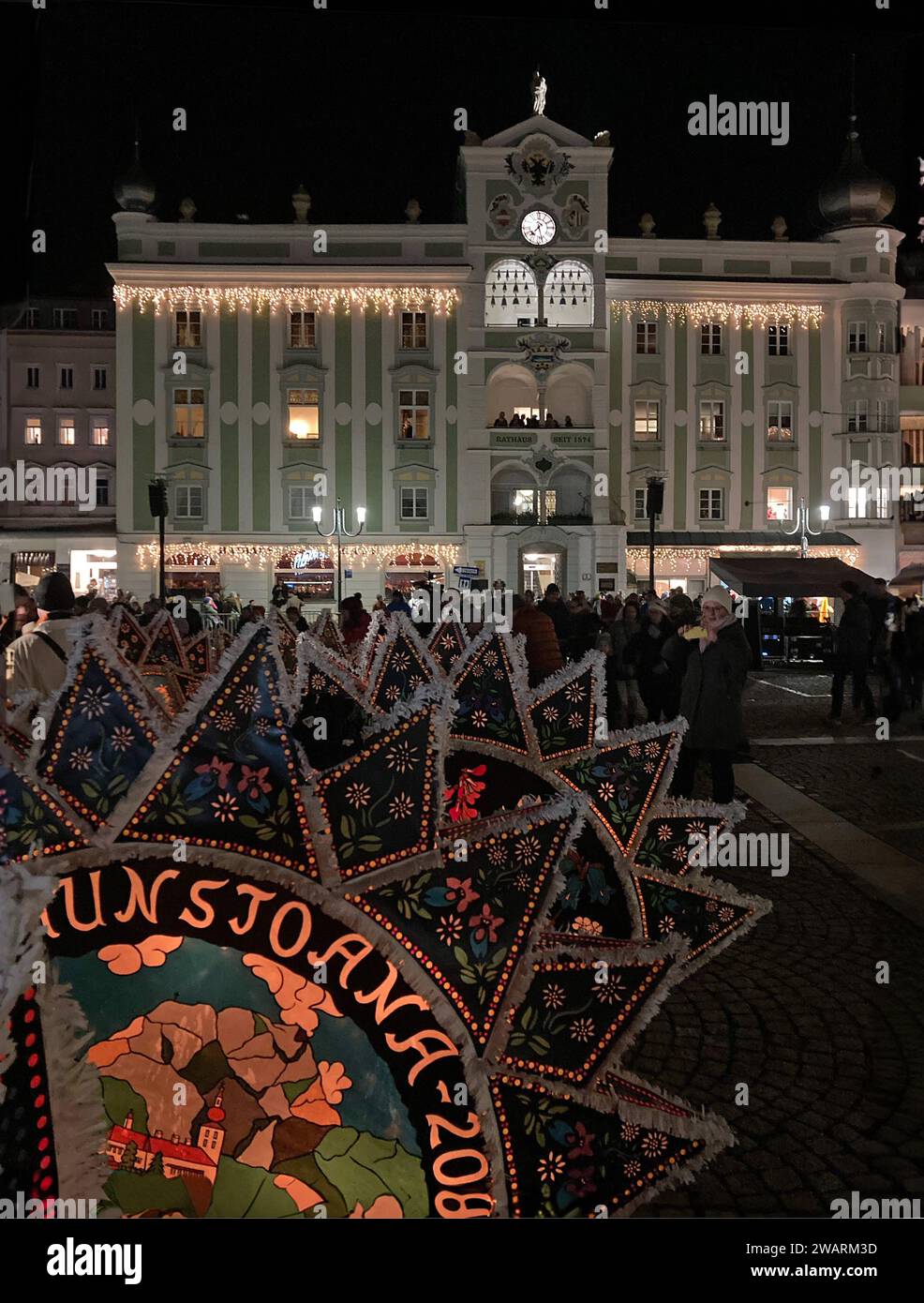 Dreikönigsingen und Glöcklerlauf am Rathausplatz in Gmunden, im ...