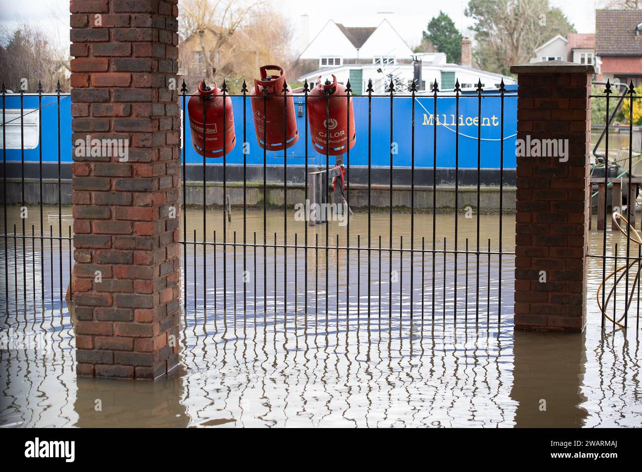 Old Windsor, UK. 6th January, 2024. Water levels are continuing to rise ...