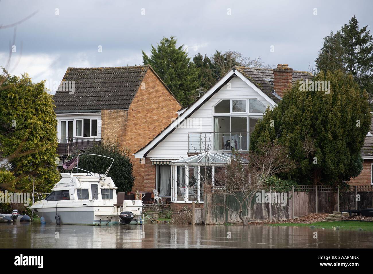 Old Windsor, UK. 6th January, 2024. Water levels are continuing to rise ...