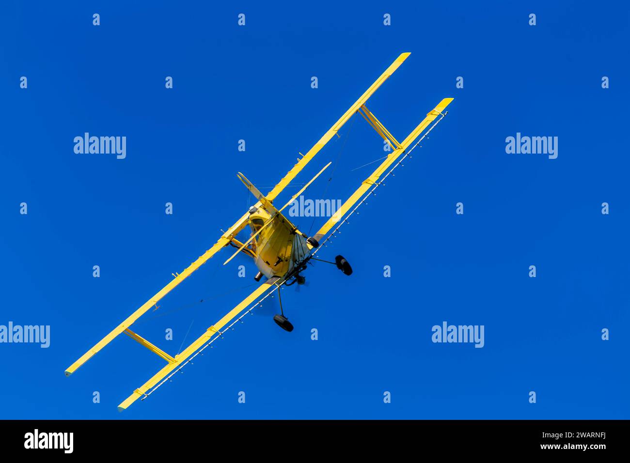 Ia, USA. 30th July, 2015. Low-flying crop duster combats pests ...
