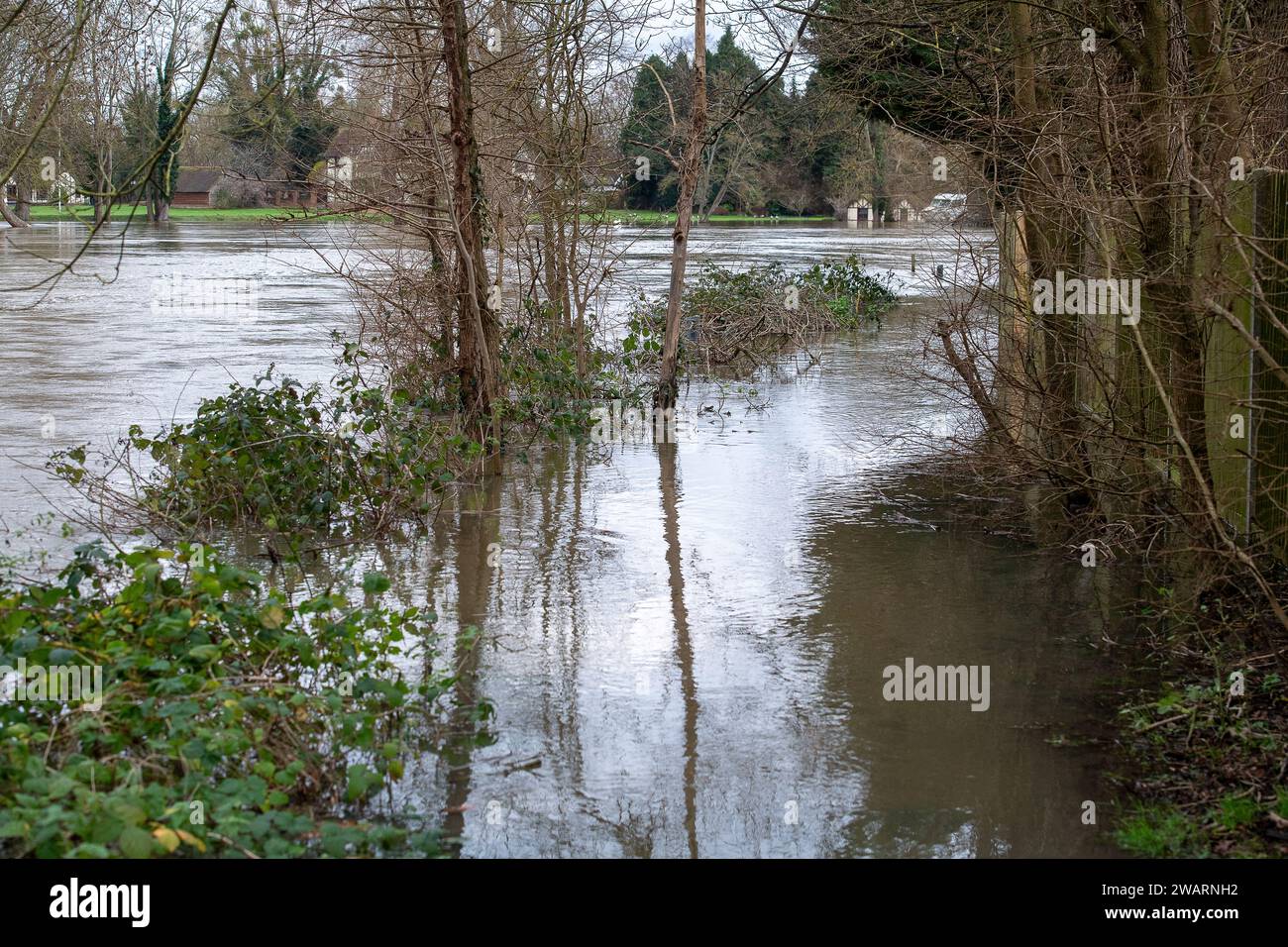 Old Windsor, UK. 6th January, 2024. The flooded Thames Path in Old ...
