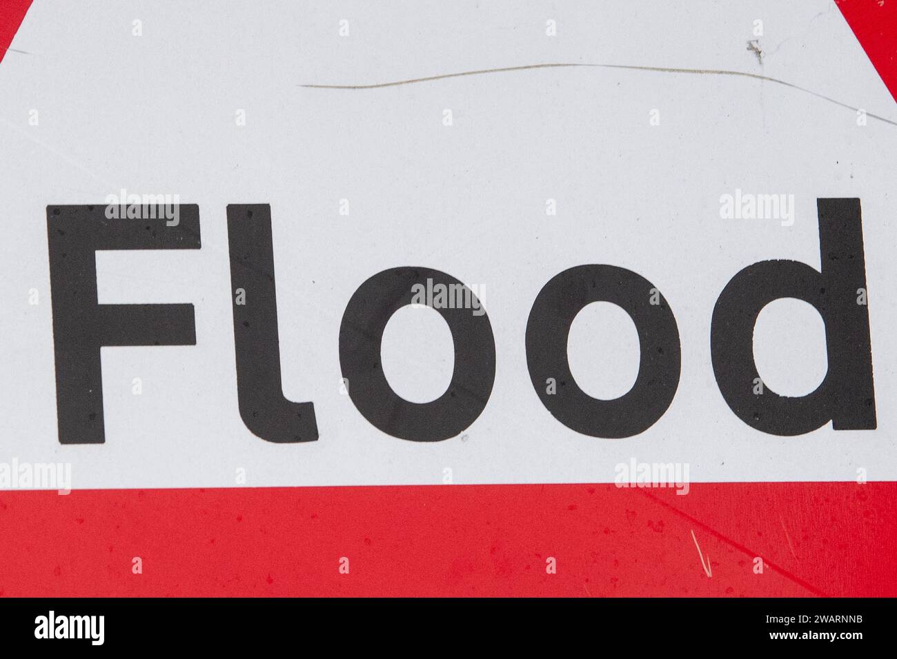 Old Windsor, UK. 6th January, 2024. A flood sign next to the road ...