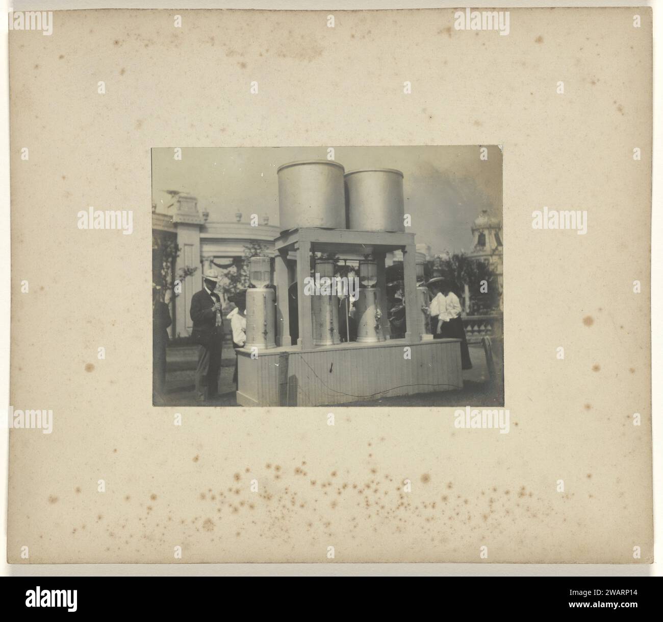 Jan C. Schüller at a water machine at the World Exhibition in St. Louis ...