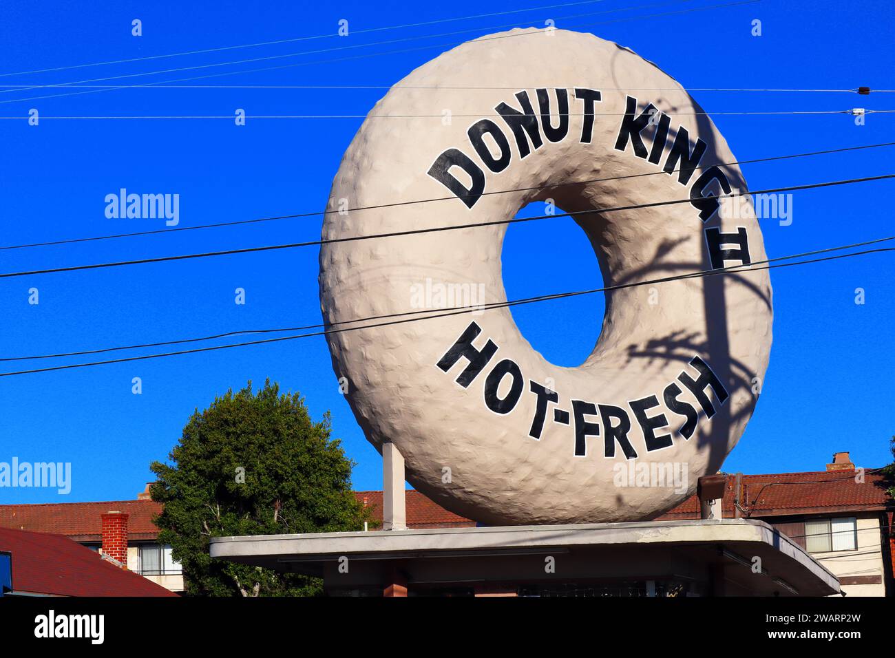 Gardena, California: DONUT KING 2 with a giant doughnut on the roof ...