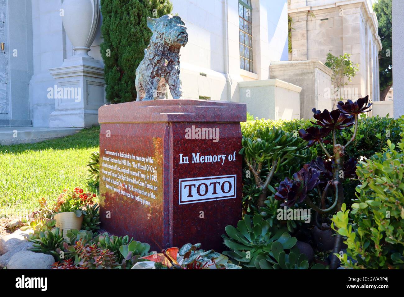 Los Angeles, California: TOTO Canine Movie Star Memorial, protagonist ...