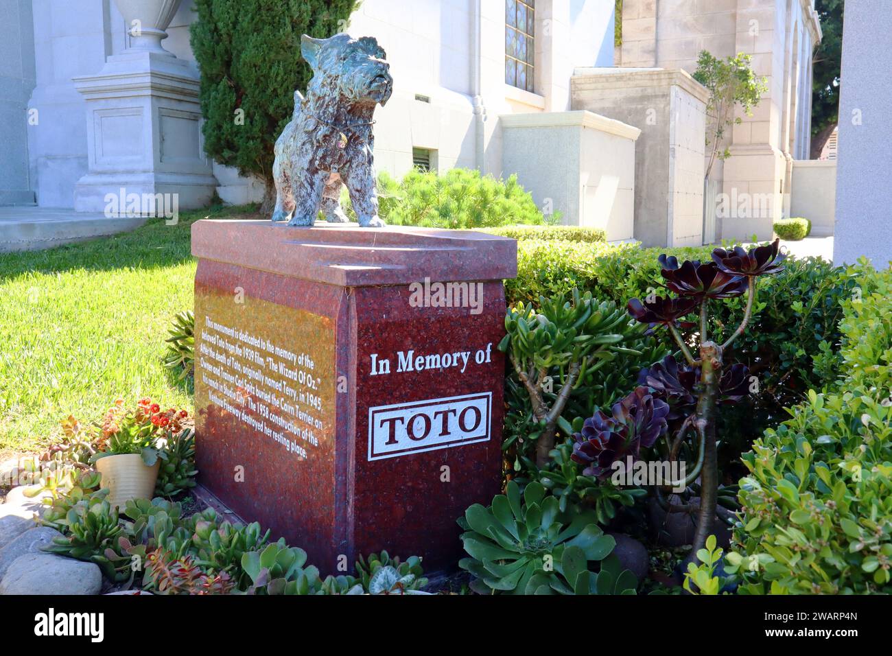 Los Angeles, California: TOTO Canine Movie Star Memorial, protagonist ...