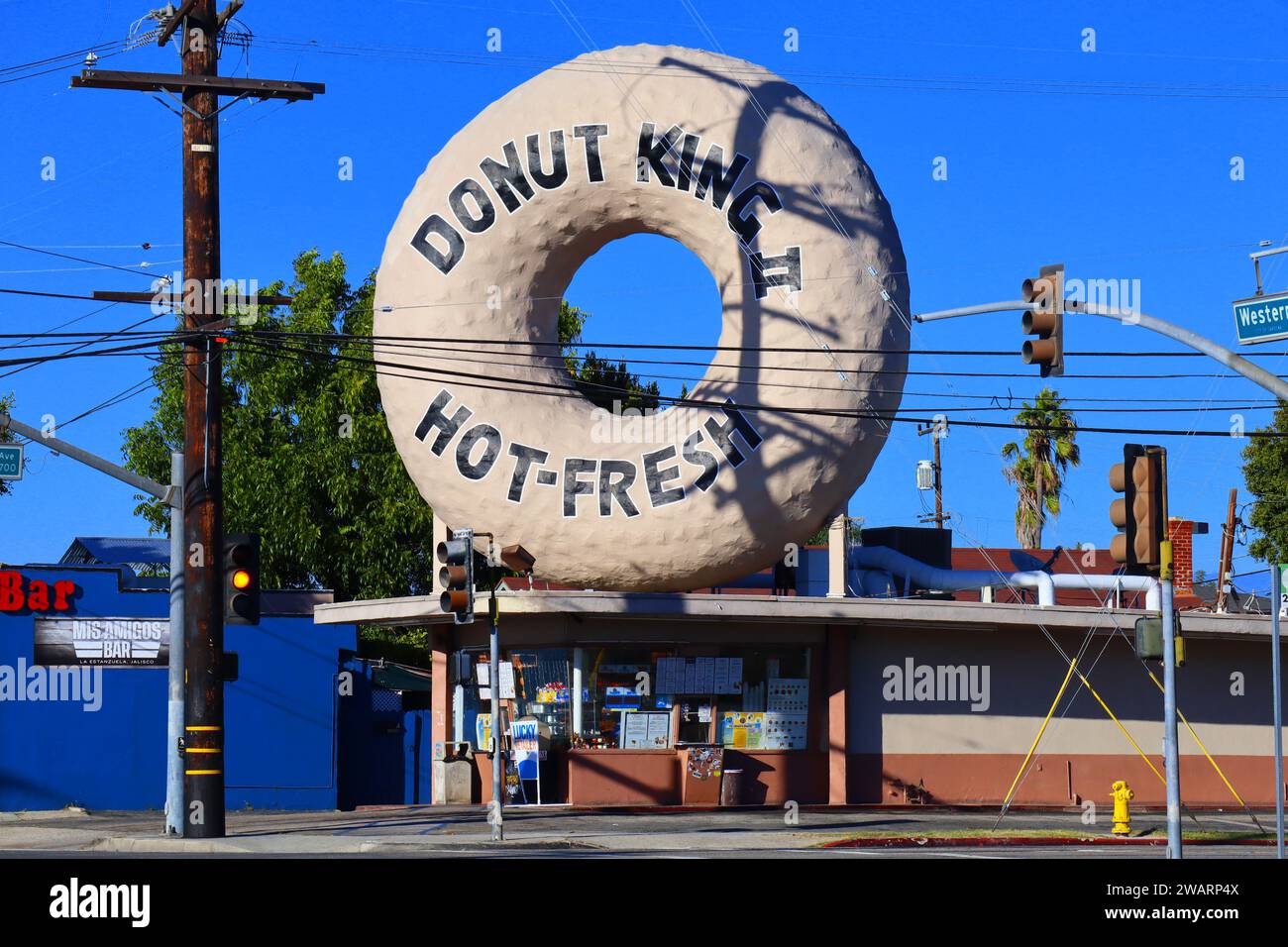 Gardena, California: DONUT KING 2 with a giant doughnut on the roof ...