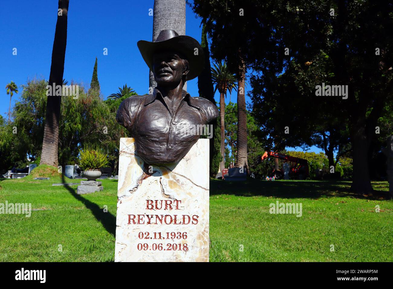 Los Angeles, California: BURT REYNOLDS grave at Hollywood Forever ...