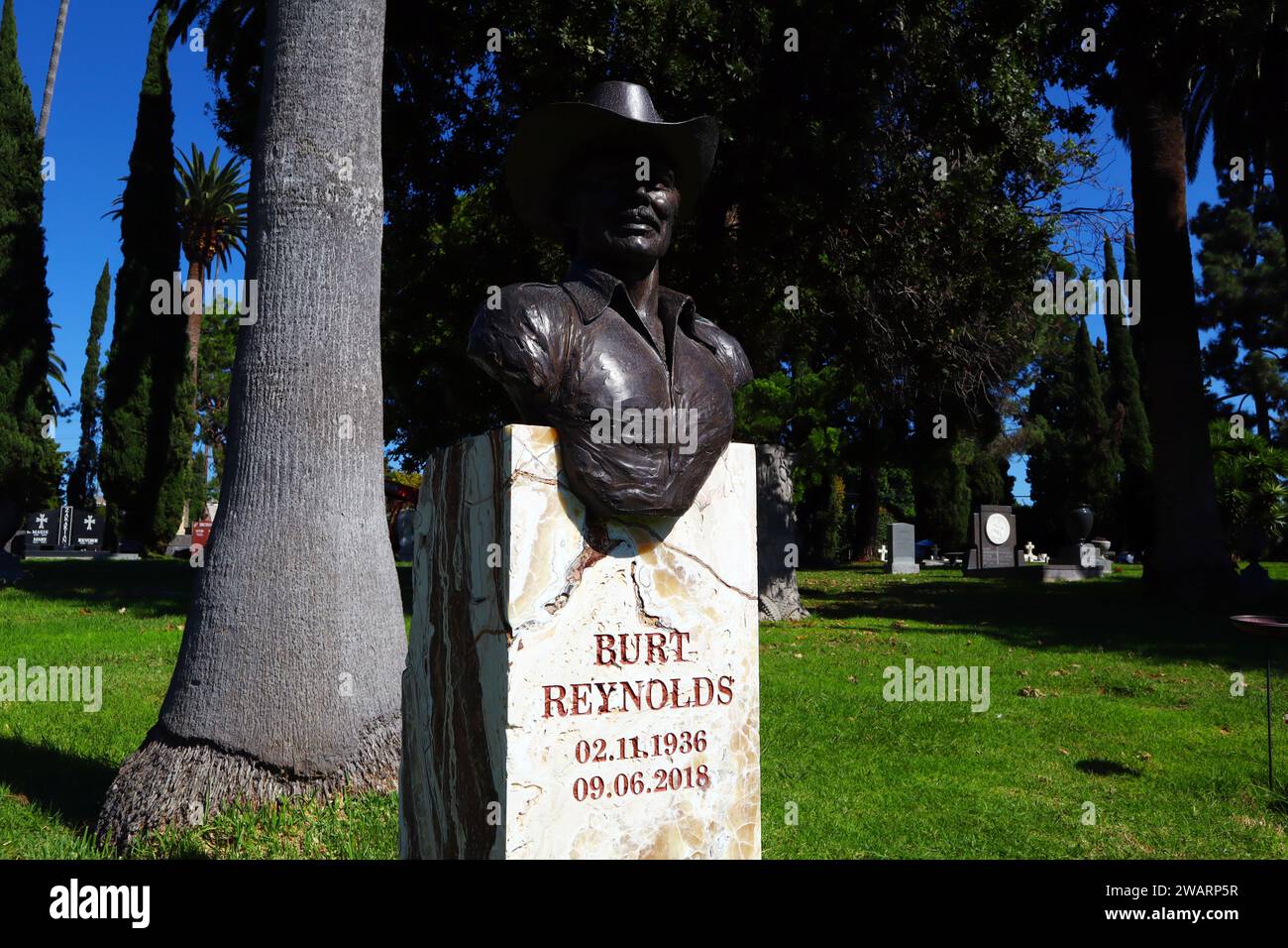 Los Angeles, California: BURT REYNOLDS grave at Hollywood Forever ...