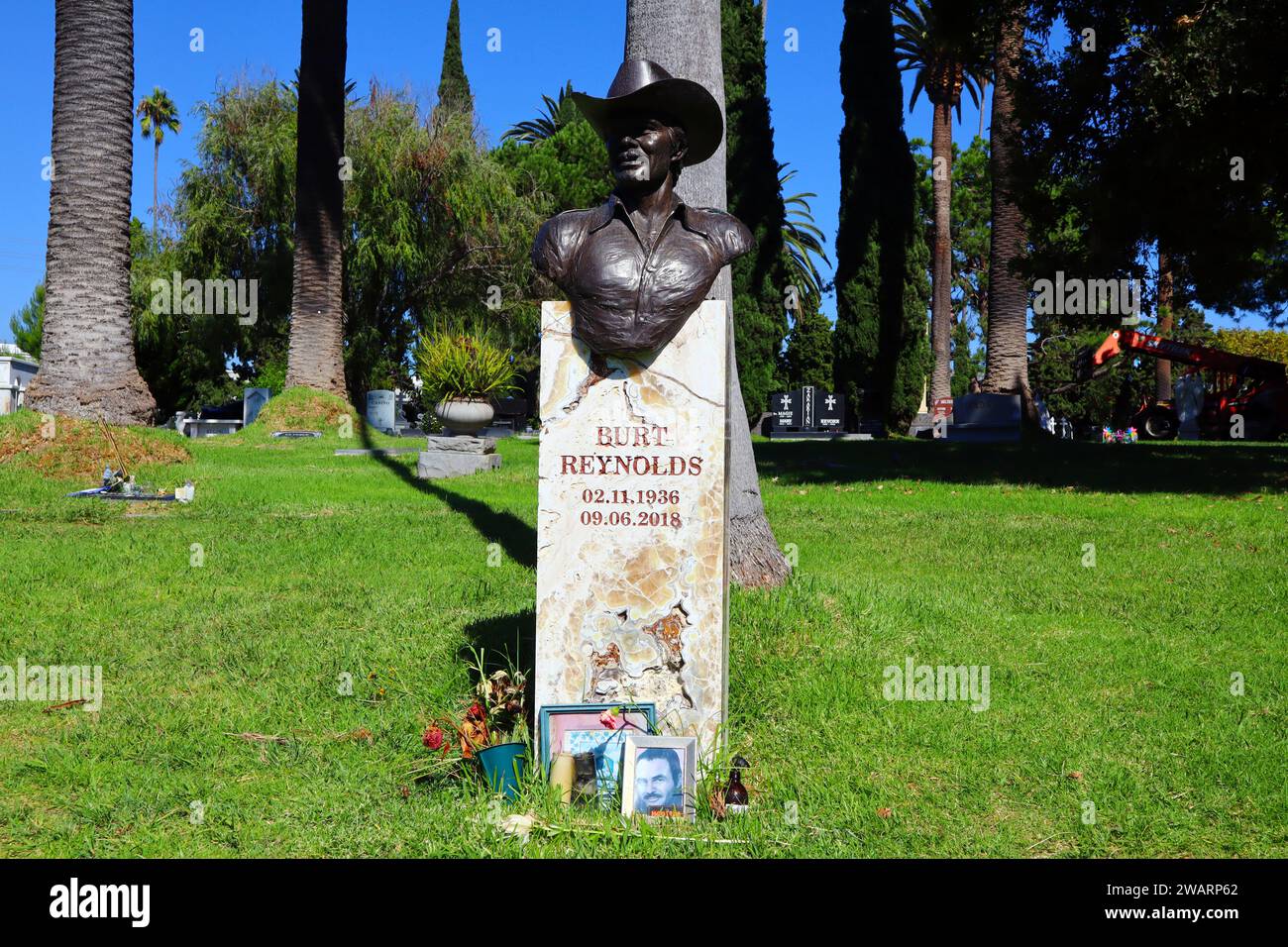 Los Angeles, California: BURT REYNOLDS grave at Hollywood Forever ...