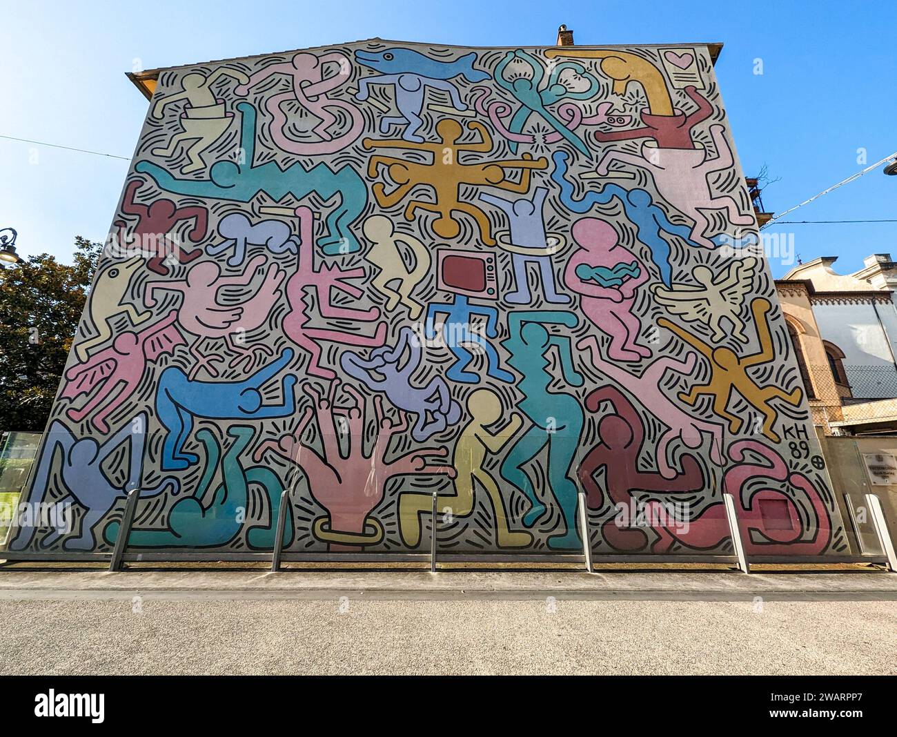 Keith haring wall painting tuttomondo hi-res stock photography and ...