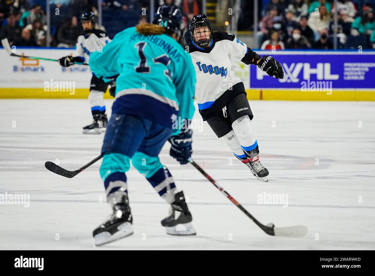 Bridgeport, CT, USA. 5th Jan, 2024. Toronto forward Jess Jones, rear ...