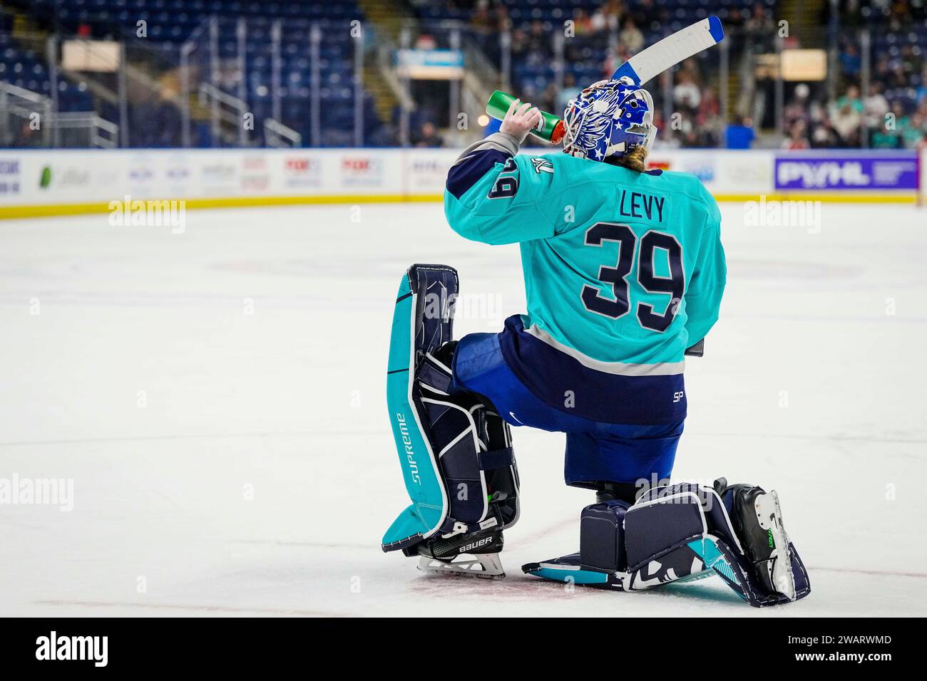 Bridgeport, CT, USA. 5th Jan, 2024. New York goalie Abbey Levy (39 ...