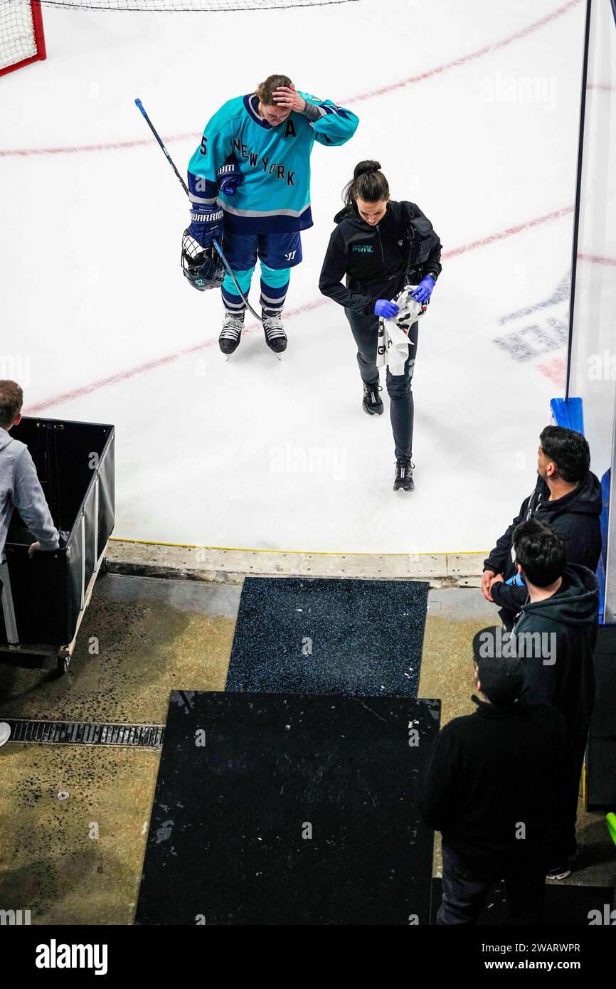 Bridgeport, CT, USA. 5th Jan, 2024. New York forward Alex Carpenter (25 ...