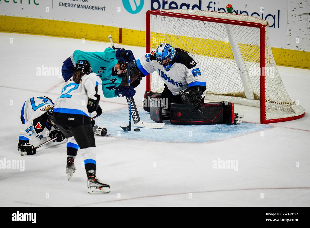 Bridgeport, CT, USA. 5th Jan, 2024. Toronto goaltender Kristen Campbell ...