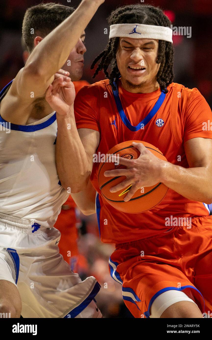 Kentucky Wildcats guard Reed Sheppard, left, and Florida guard Walter ...