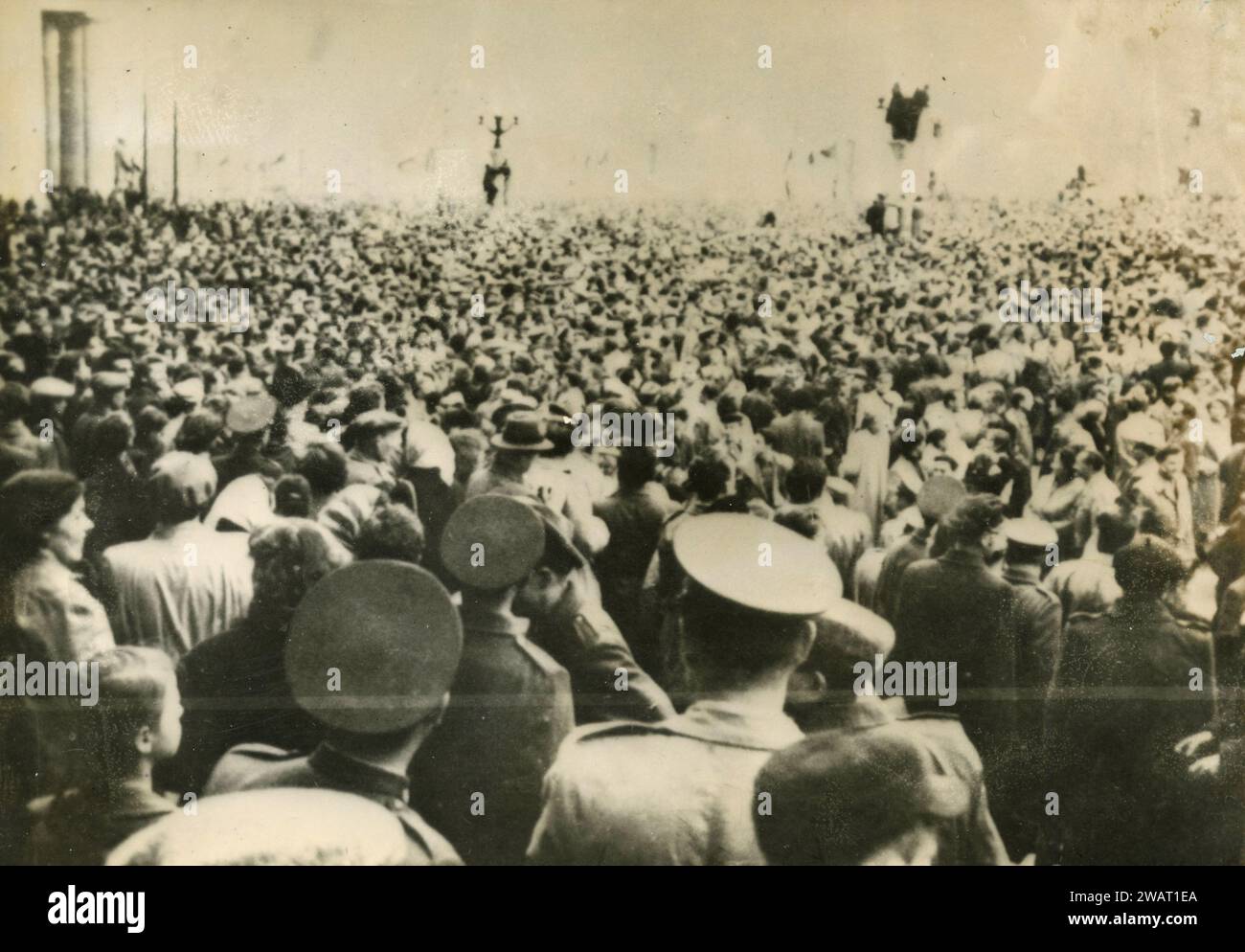 People protesting in the square hi-res stock photography and images - Alamy