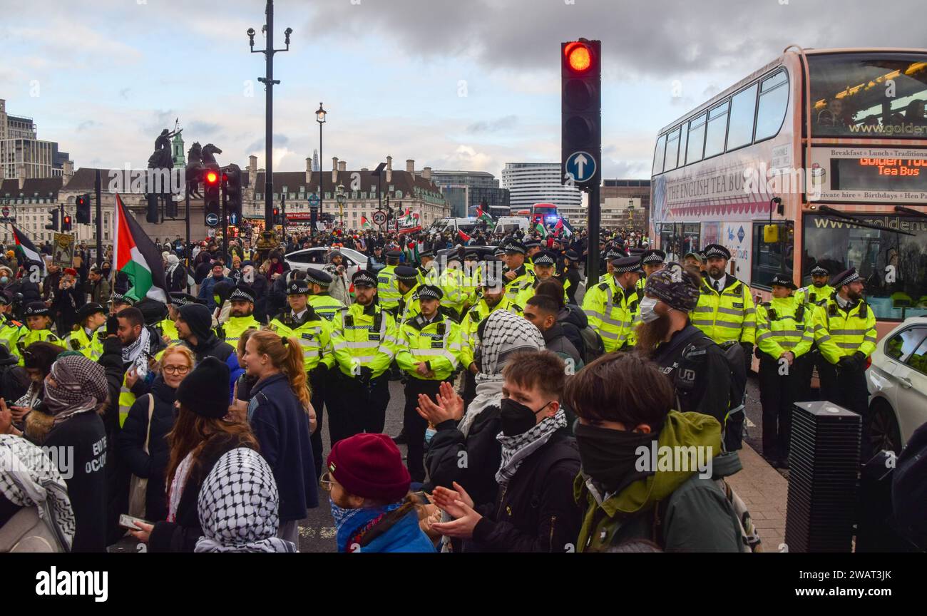London, UK. 06th Jan, 2024. Police officers form a cordon during the ...