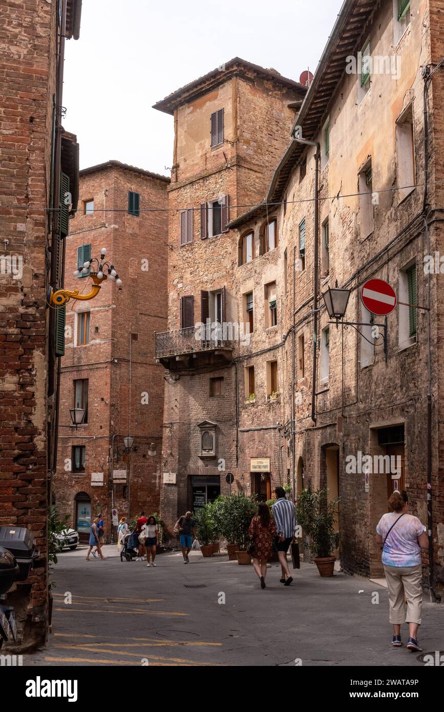 Alley in siena via hi-res stock photography and images - Alamy