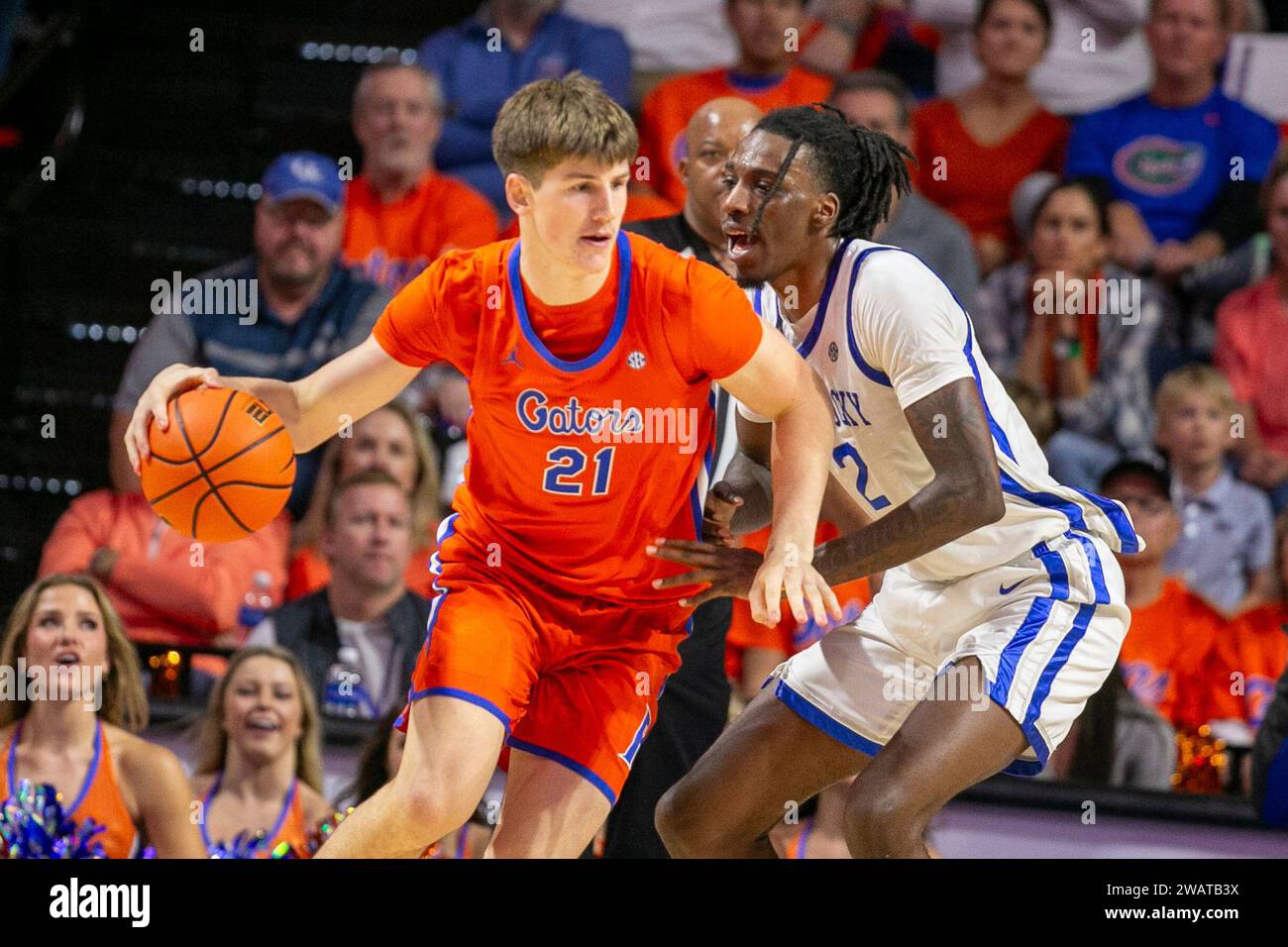Florida forward Alex Condon (21) drives on Kentucky forward Aaron ...