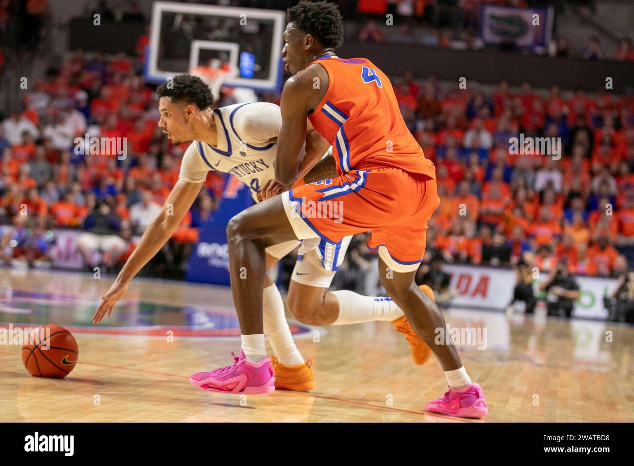 Kentucky forward Tre Mitchell (4) and Florida forward Tyrese Samuel (4 ...
