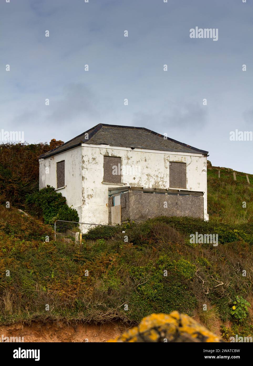 Abandoned and derelict house overlooking Kennack Sands, Lizard ...