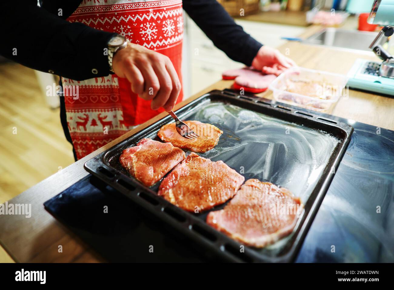 clouse up man cooking steaks at home Stock Photo - Alamy