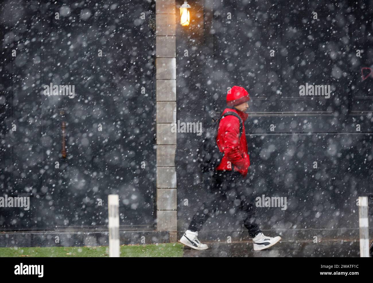 New York, United States. 06th Jan, 2024. Pedestrians bundled up and ...