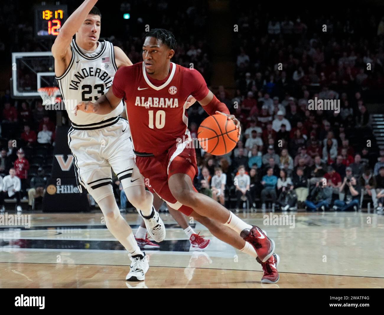 Alabama forward Mouhamed Dioubate (10) drives the ball past Vanderbilt ...