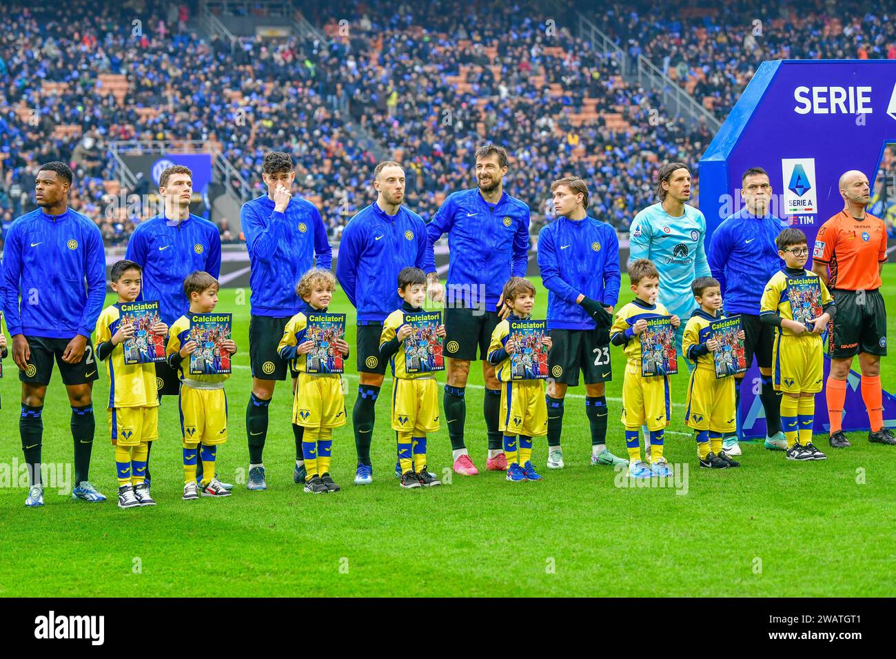 Milano, Italy. 06th Jan, 2024. The players of Inter line up for the ...