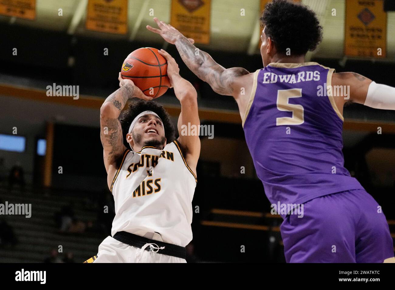 Southern Mississippi guard Andre Curbelo (11) shoots over an attempted ...