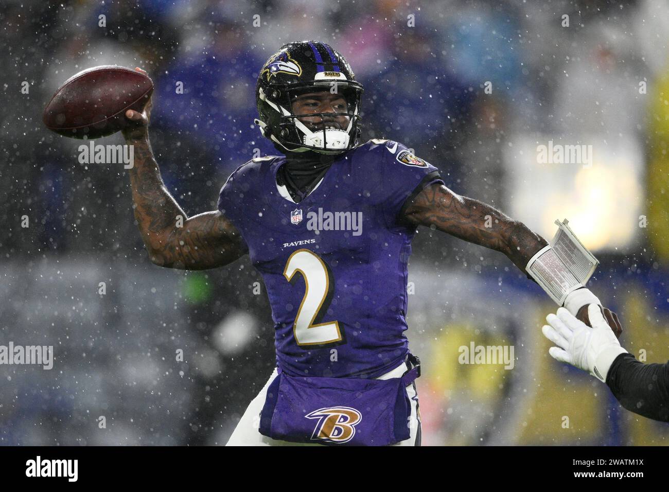 Baltimore Ravens quarterback Tyler Huntley throws a pass against the ...