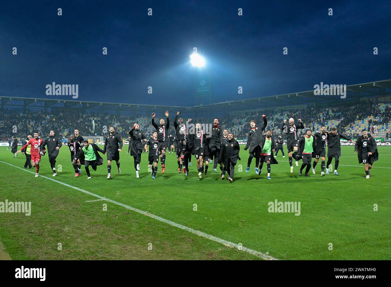 players of AC Monza celebrate the victory at the end of the match ...
