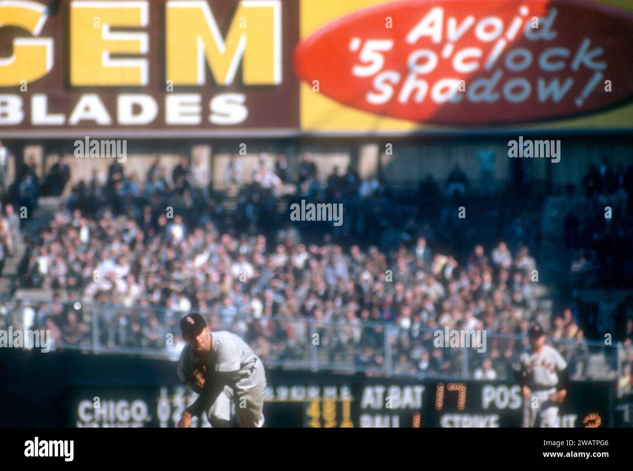 BRONX, NY - MAY 16: Pitcher Billy Pierce #19 of the Chicago White Sox ...