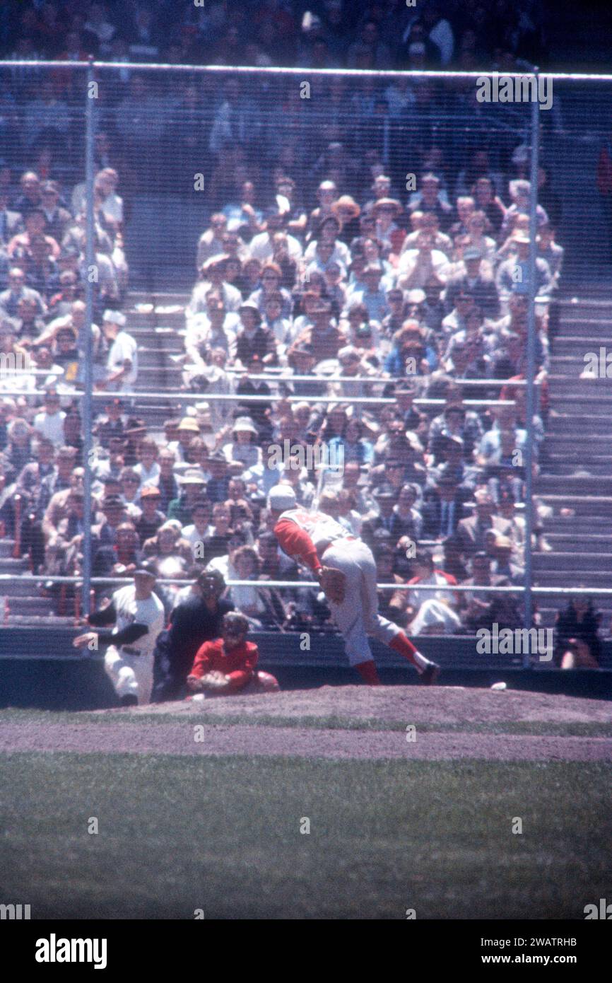 SAN FRANCISCO, CA - MAY 30: Pitcher Bill Henry #44 of the Cincinnati ...