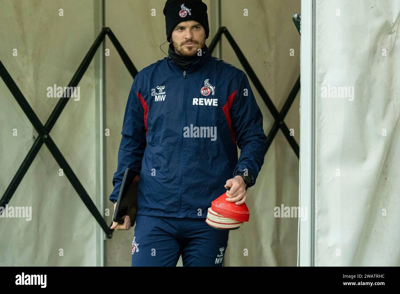 Essen, Deutschland. 06th Jan, 2024. Max Weuthen (1. FC Koeln, Athletiktrainer) auf dem Weg zum ...