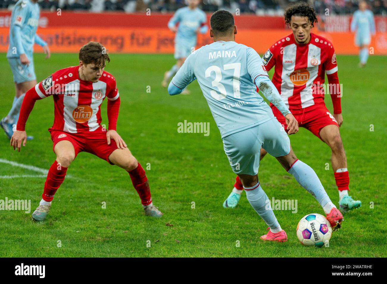 Essen, Deutschland. 06th Jan, 2024. Linton Maina (1. FC Koeln, #37) wird vonSandro Plechaty (Rot ...