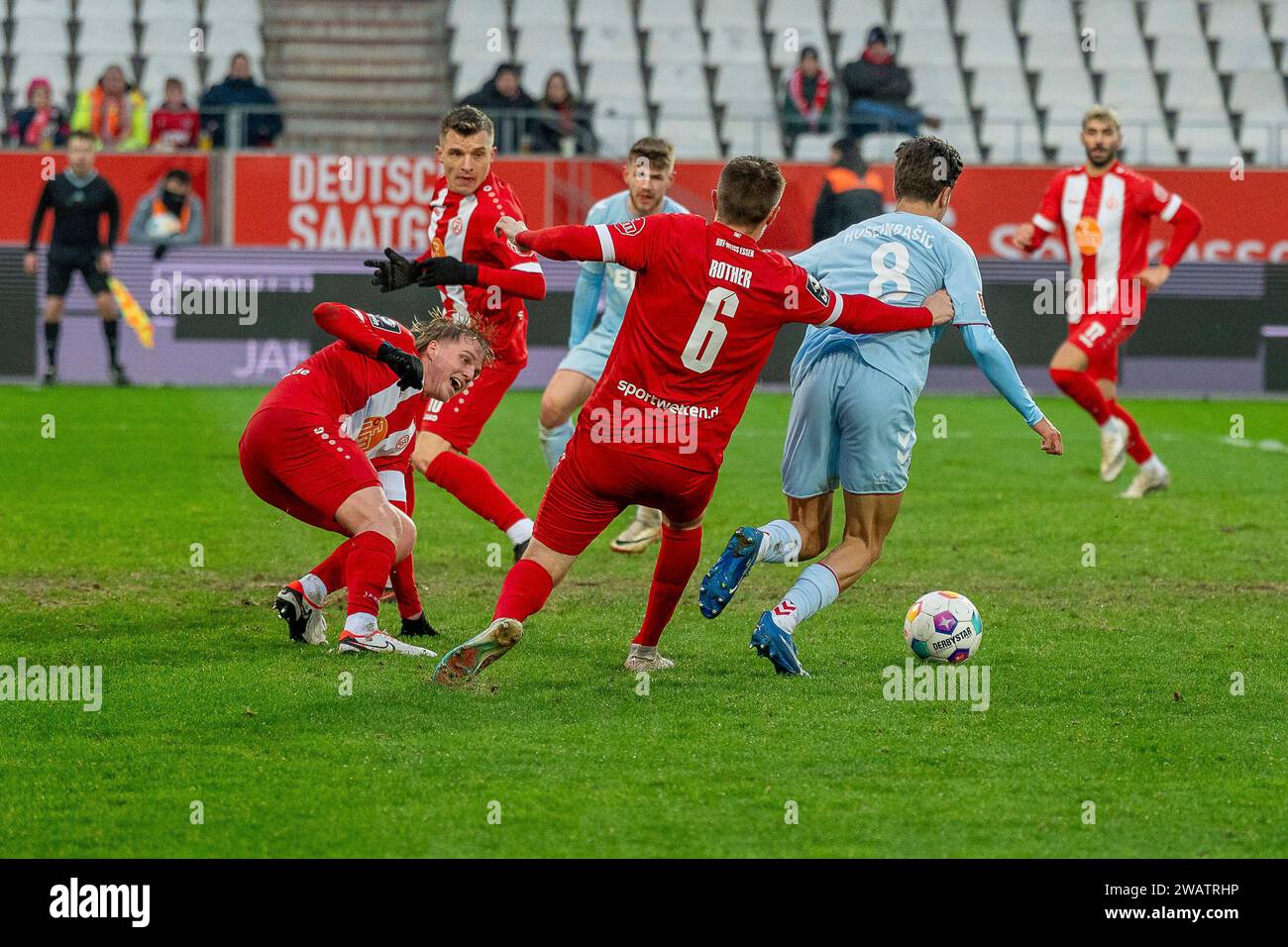 Essen, Deutschland. 06th Jan, 2024. Bjoern Rother (Rot-Weiss Essen, #06) haelt Denis Huseinbasic ...