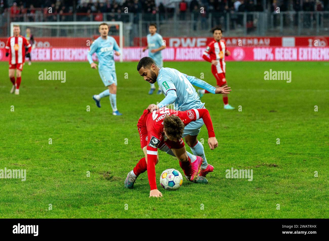 Essen, Deutschland. 06th Jan, 2024. Sandro Plechaty (Rot-Weiss Essen, #21) gegen Linton Maina (1 ...
