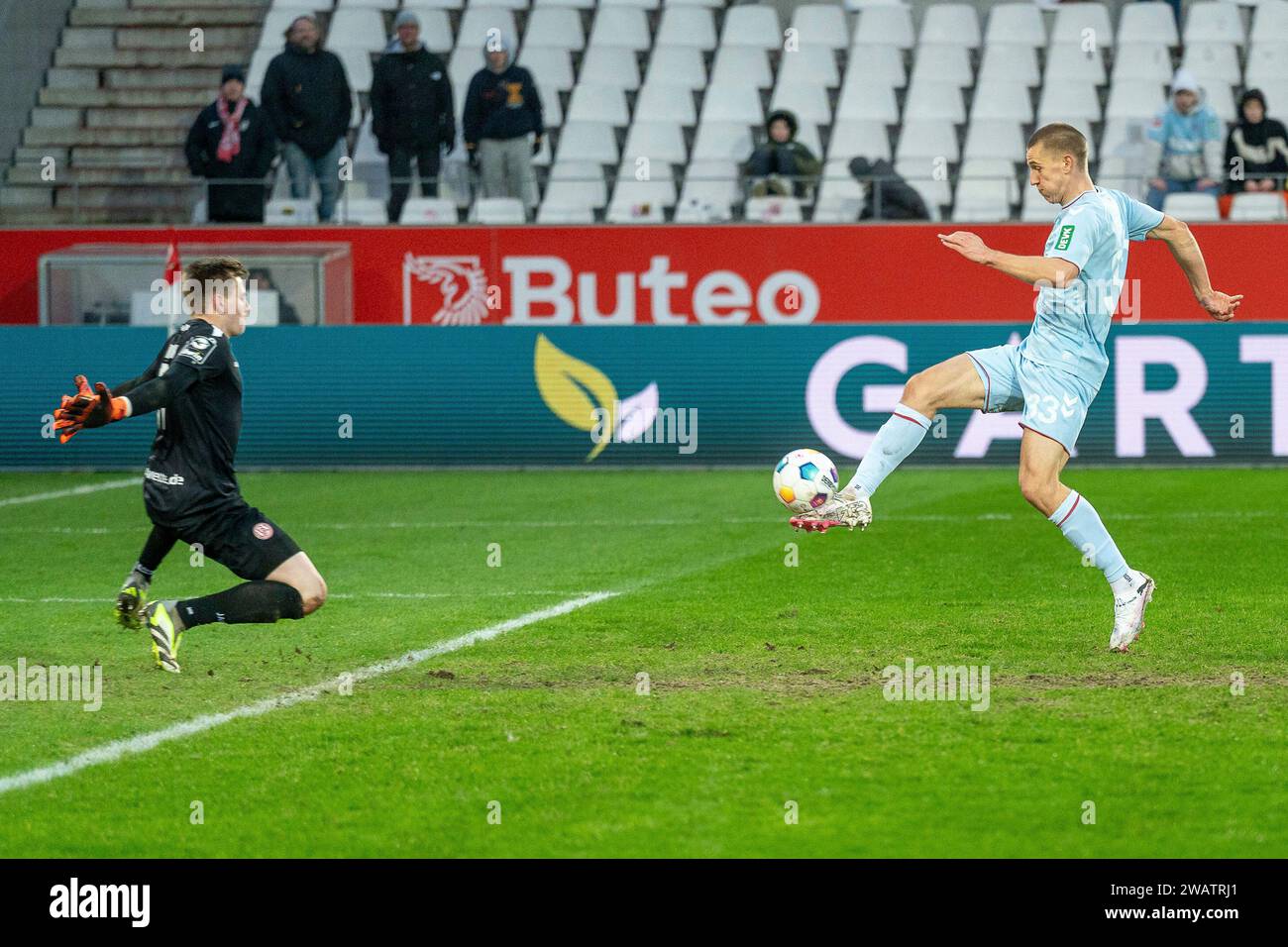 Essen, Deutschland. 06th Jan, 2024. Torschuss Mark Uth (1. FC Koeln, #13), Felix Wienand (Rot ...