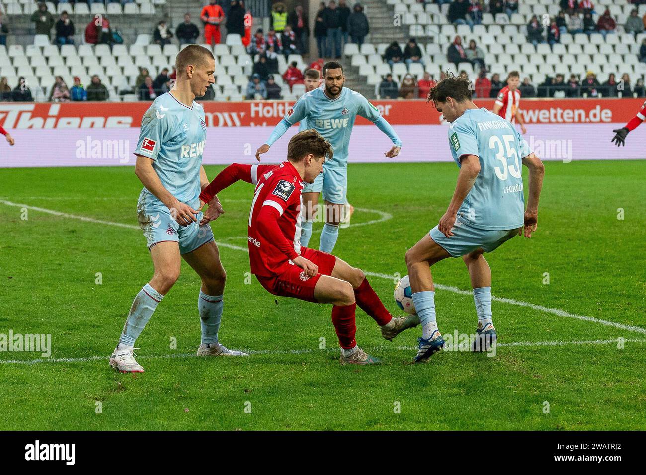 Essen, Deutschland. 06th Jan, 2024. Sandro Plechaty (Rot-Weiss Essen, #21) gegen Florian Dietz ...