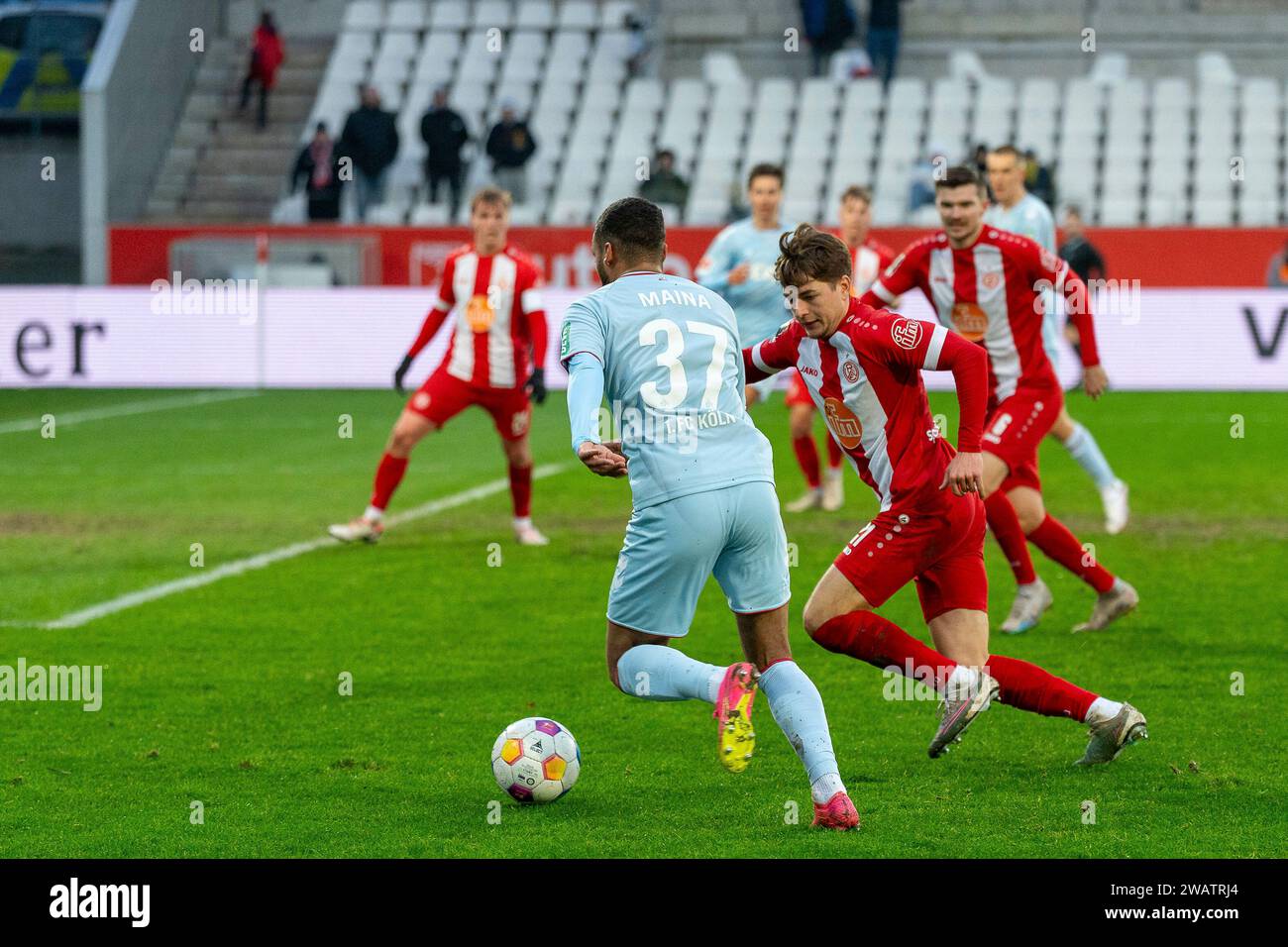 Essen, Deutschland. 06th Jan, 2024. Zweikampf Linton Maina (1. FC Koeln, #37) gegen Sandro ...