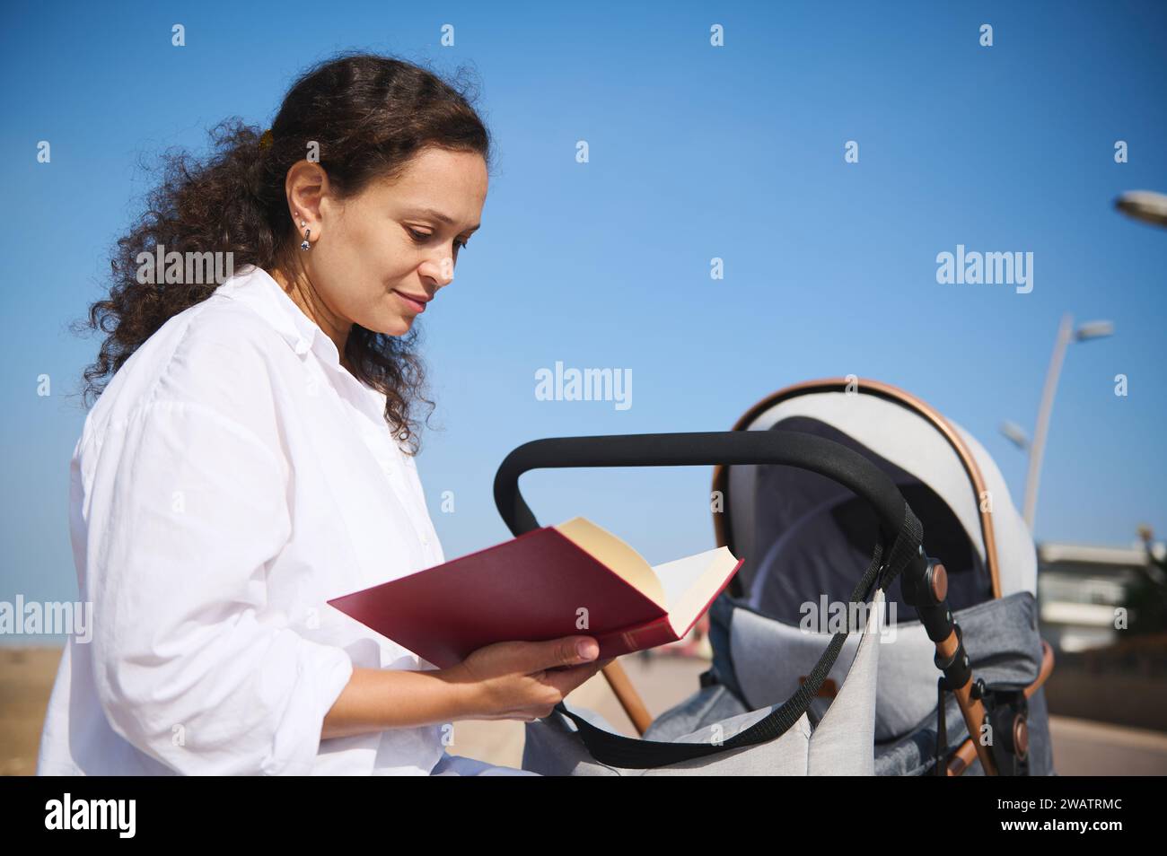 Baby sleeping african alone hi-res stock photography and images - Alamy
