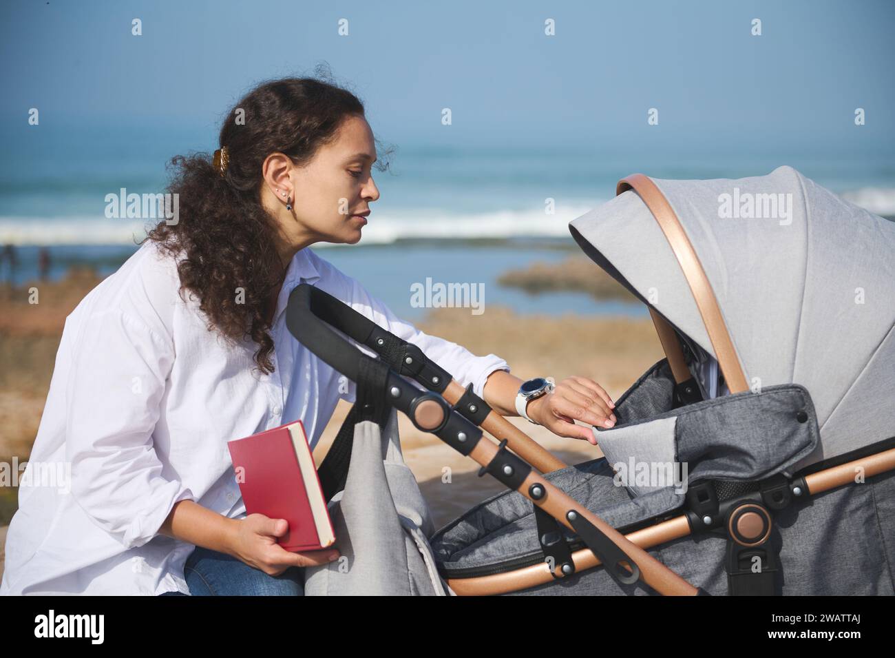 Baby sleeping african alone hi-res stock photography and images - Alamy